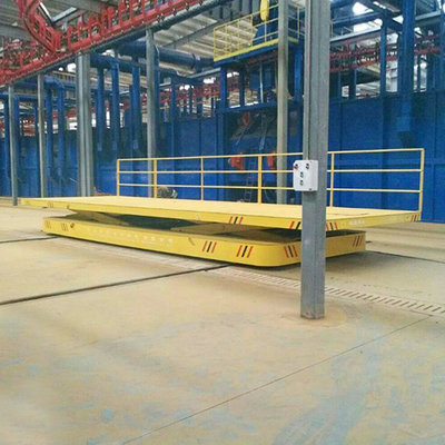 Railway wagon with lifting table for heavy load material trasnfer
