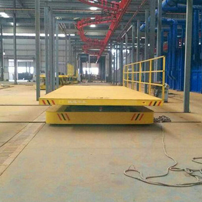 Railway wagon with lifting table for heavy load material trasnfer