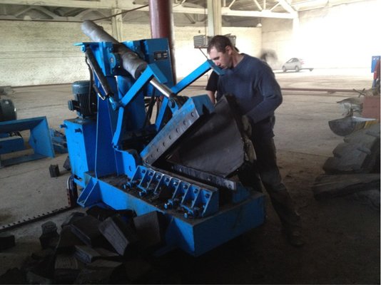 Rubber Scrap Tyre Cutting Machine High Purity Environmental Protection