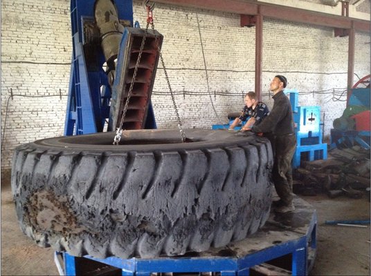 Cylinder OTR Tire Cutter Machine 18.5 Kw Rubber Powder Production Line