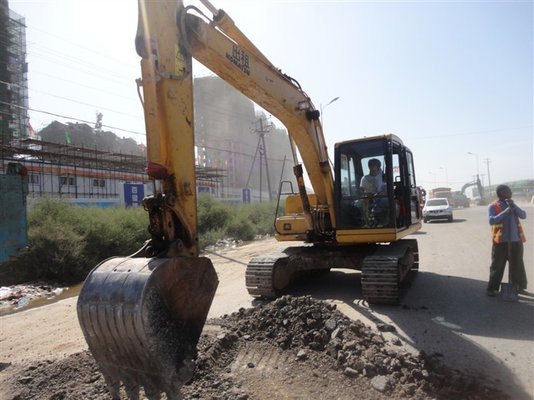 used Komatsu PC120-6 excavator year 2002 0.6cbm capacity 12 ton