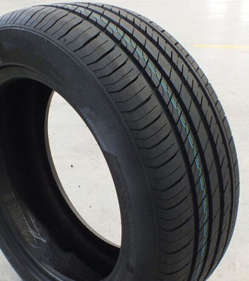 el camión del alto rendimiento 245/45R18 cansa Uhp todos los neumáticos de la estación para los camiones