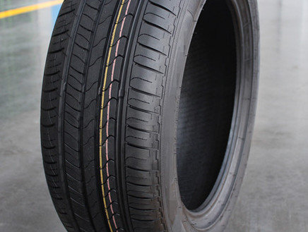 Automobilreifen-Gummireifen 215/35ZR18 225/40ZR18 225/45ZR18 lassen flache Reifen alle Stahl-PCR-Personenkraftwagen-Reifen laufen