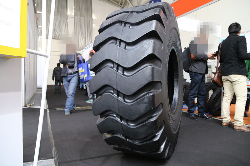 Del camino el camión ligero cansa 15.5-25 neumáticos del tractor del acuerdo de la profundidad del modelo de 16PR 24m m