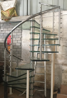 Spiral StaircaseVH01S  Spiral Stainless Steel Stair Tread Beech Curved Glass Handrail 304 Stainless Steel