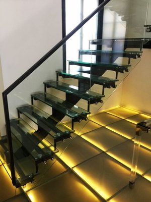Single straight steel stringer staircase VK01S Spiral Staircase   Tread:  glass  Handrail: Carbon Steel Stringer: Carbon