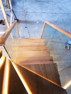 Straight Stringer Staircase VK03S Tread: beech Railing: tempered glass Handrail: American oak Stringer: carbon steel
