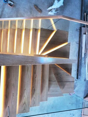 Straight Stringer Staircase VK03S Tread: beech Railing: tempered glass Handrail: American oak Stringer: carbon steel