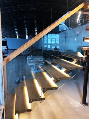 Straight Stringer Staircase VK03S Tread: beech Railing: tempered glass Handrail: American oak Stringer: carbon steel