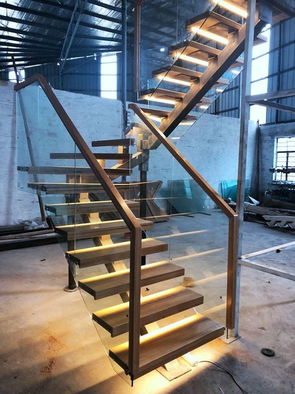 Straight Stringer Staircase VK03S Tread: beech Railing: tempered glass Handrail: American oak Stringer: carbon steel