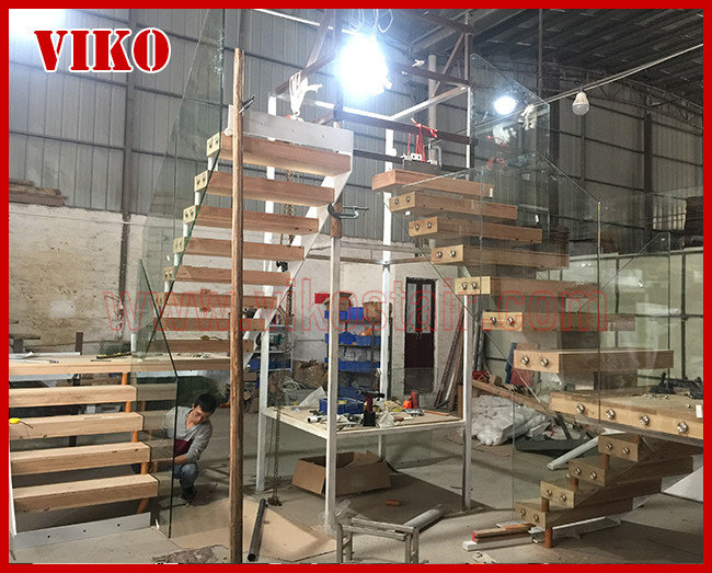 Floating Staircase VK47C  Tempered Glass LED Light strip StringerBeech TreadCarbon Steel StringerStainless Steel Powder