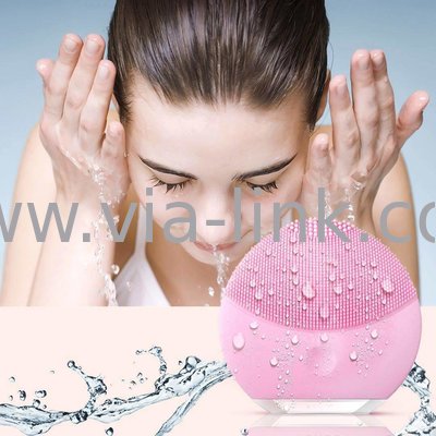 Facial Cleansing Brush Waterproof Rechargeable Face Brush for Deep Cleansing Skin Care Electric Silicone Exfoliating