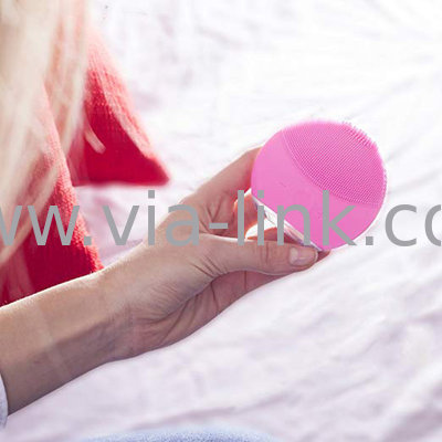 Facial Cleansing Brush Waterproof Rechargeable Face Brush for Deep Cleansing Skin Care Electric Silicone Exfoliating
