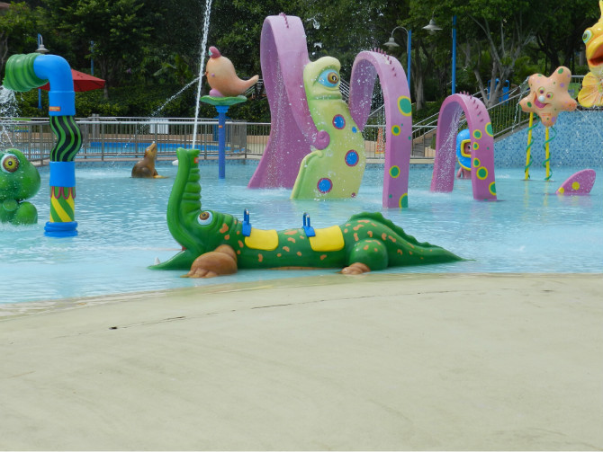 Green Fiberglass Water Pool Toys Crocodile Spray For Kids And Adults