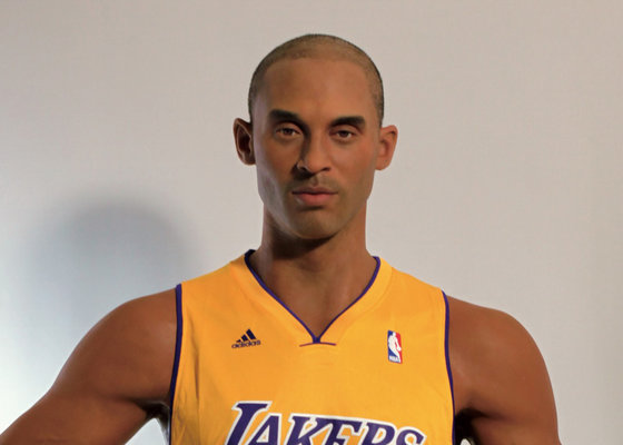 La cera realista asombrosa esculpe la figura de cera de Kobe Bryant para la exhibición del museo