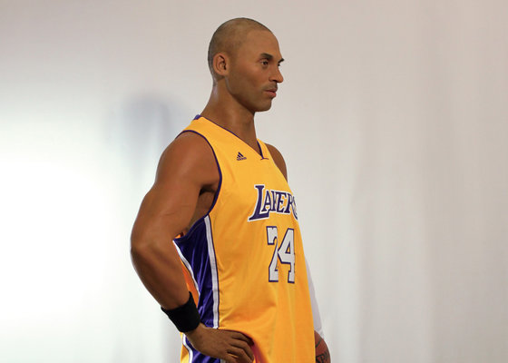 La cera realista asombrosa esculpe la figura de cera de Kobe Bryant para la exhibición del museo