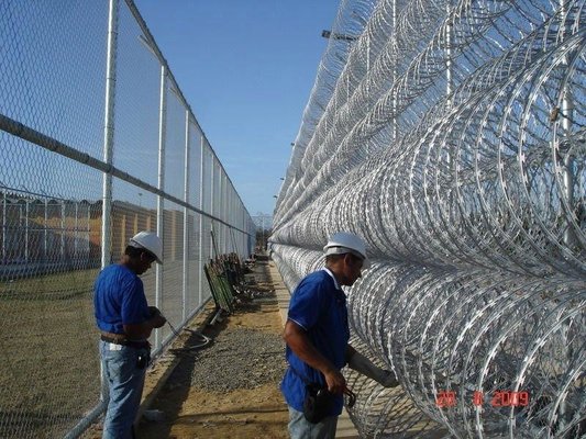 razor barbed wire protect barrier sentry frontier defense mesh fence high safe isolation military razor wire mesh fence