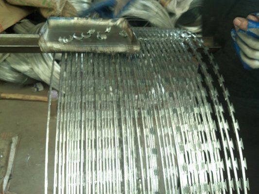 razor barbed wire protect barrier sentry frontier defense mesh fence high safe isolation military razor wire mesh fence
