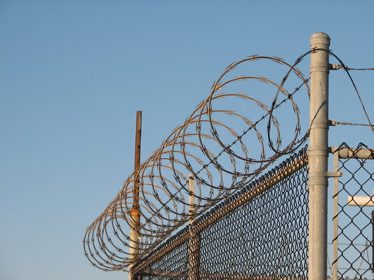 hot dipped galvanized razor wire isolation barrier spiral intersecting razor barbed wire sentry frontier defense mesh