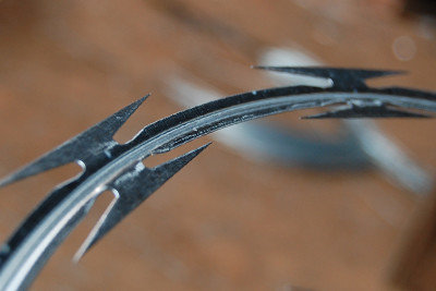 hot dipped galvanized razor wire isolation barrier spiral intersecting razor barbed wire sentry frontier defense mesh