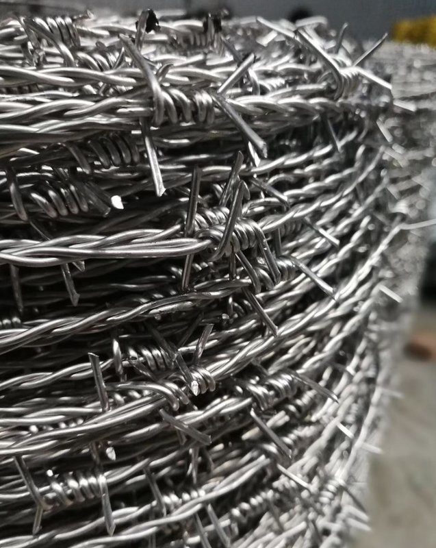 high tensile double twist  barbed wire  two strands high tensile barbed wire  3"-5" barb distance, 1-2cm barb length