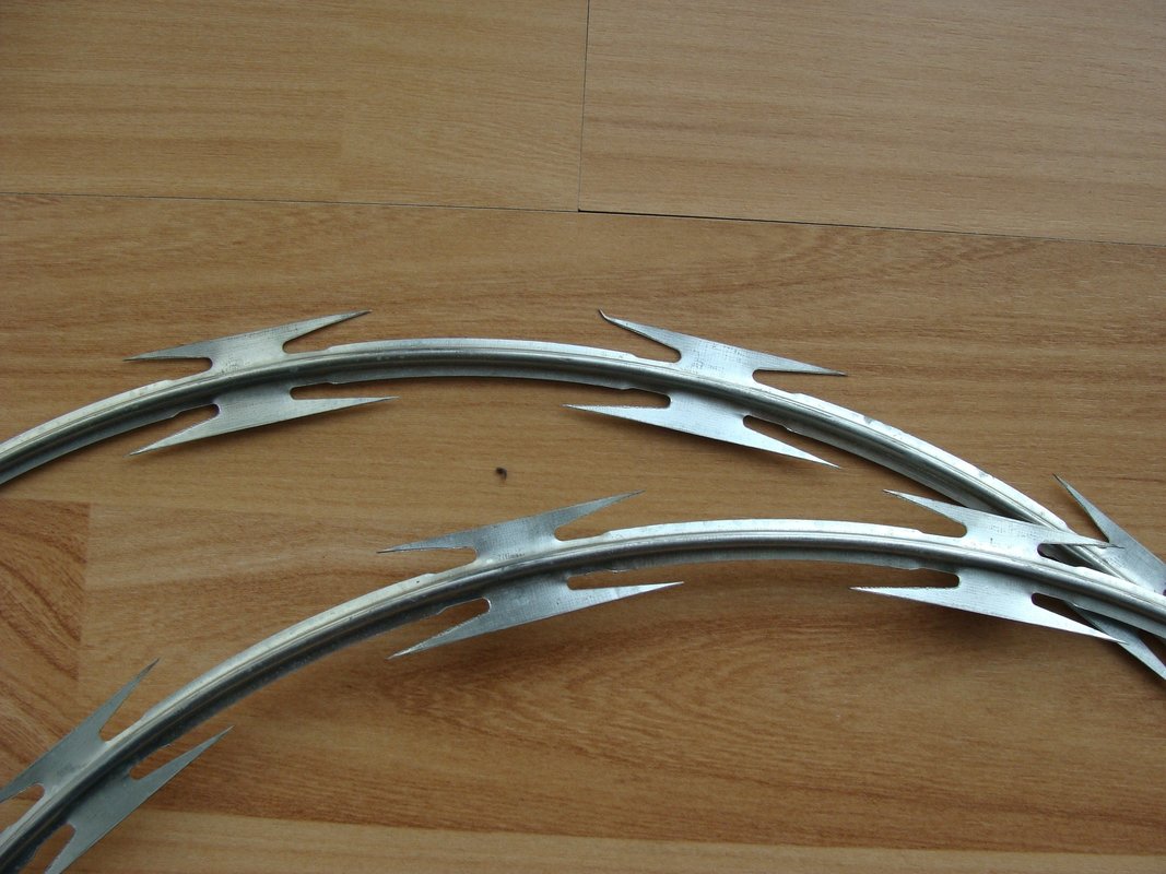 BTO-22 BTO-28 hot dipped galvanized razor barbed wire green gray PE coating razor barbed wire