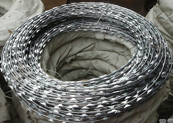 BTO-22 Security Concertina Razor Barbed Wire Galvanized Surface 0.5mm Thickness