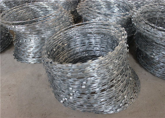 900mm Coil Hot Dipped Galvanized Razor Barbed Wire Mesh , Concertina Razor Wire