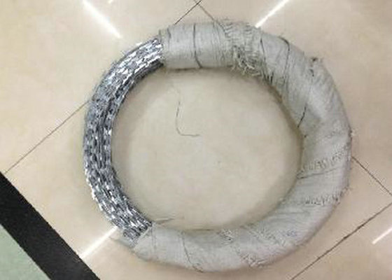 Metal Razor Barbed Wire Fence / Galvanized Concertina Razor Wire 10kgs Per Roll