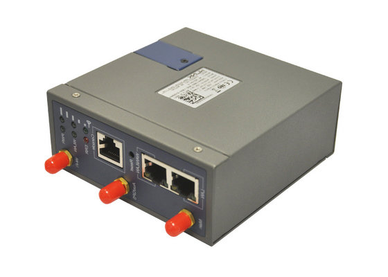 El estruendo cerca al router industrial del soporte con barandilla FDD 4G con el puerto de 2xLAN 3xI/O