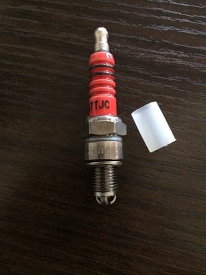 factory price C7HSA motorcycle spark plugs A7TC with good quality color red yellow orange
