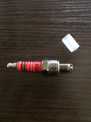 factory price C7HSA motorcycle spark plugs A7TC with good quality color red yellow orange