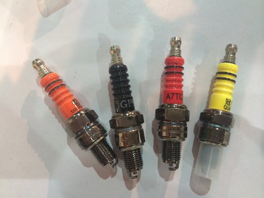 factory price C7HSA motorcycle spark plugs A7TC with good quality color red yellow orange