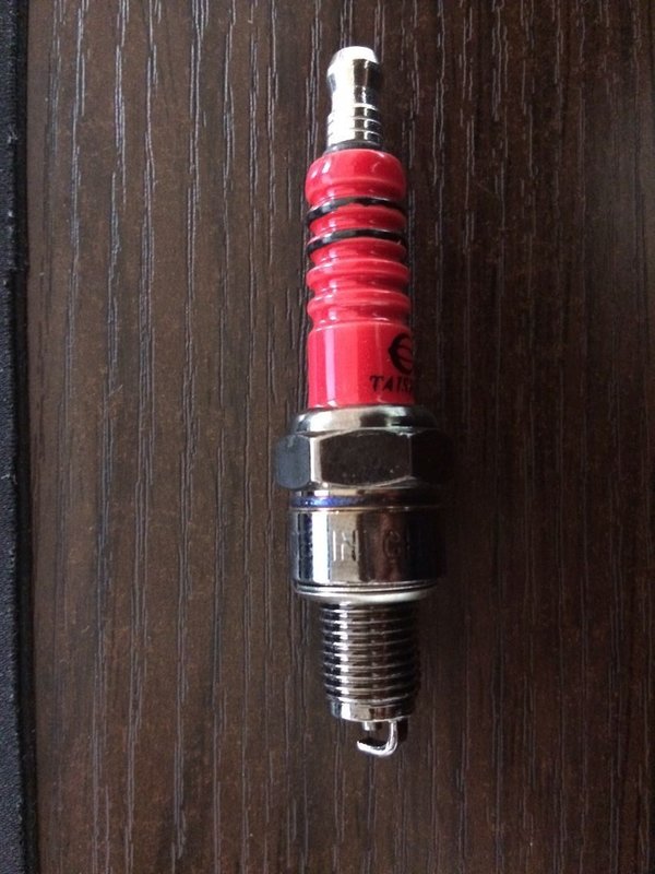 factory price C7HSA motorcycle spark plugs A7TC with good quality color red yellow orange