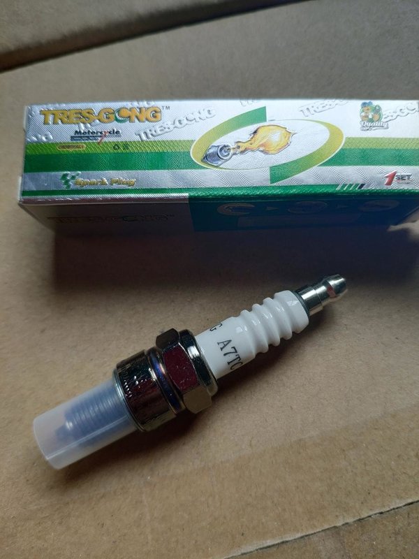 CD70 motorcycle spark plug A7TC for GY6 125CC 150CC CBT125 CM-125 white color