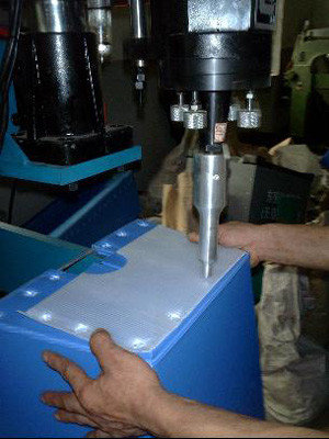 Plastic hollow board turnover box welding machine