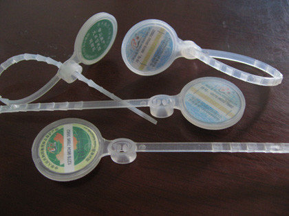 Hairy crabs anti-counterfeiting plastic ring foot pressing machine