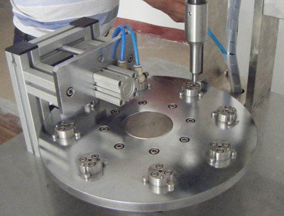 Ultrasonic welding machine for the rotating disk
