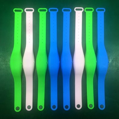 Regalo de promoción ajustable silicona desinfectante pulsera de mano con la botella de dispensador de pulsera para solar