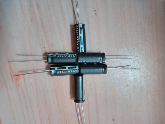 Super capacitor 2.7v 3.3f Farah capacitors 2.7V 3.3F 8*20MM Small size, large capacity 2.7V 3.3F