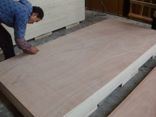 15mm 4X8 Double Sided Okoume Faced Plywood with Poplar Core E1 Glue for Cabinet Making