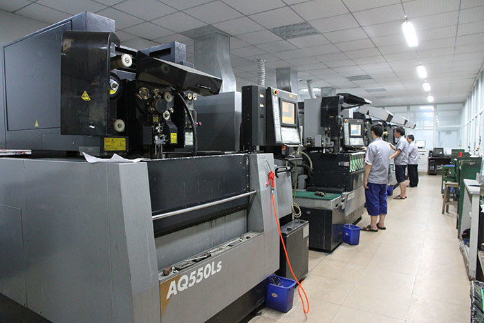 Diamension tolerance of precision mold parts in YIZE is ±0.001mm,professional precision mold parts process