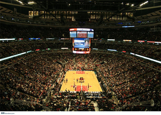 Cube Scrolling Advertising LED Screen Seamless Splice For Sports Stadium