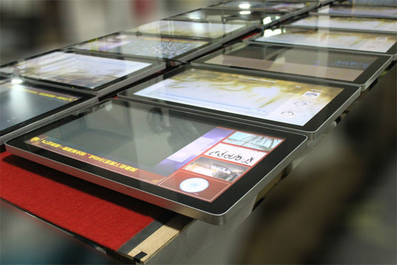 Cloth Shops 32 " Wall Mounted Digital Signage USB Function For Advertising