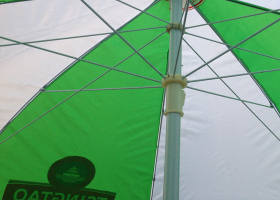 Les parapluies verts et blancs de publicité extérieure avec le double fil d'acier nervure le cadre