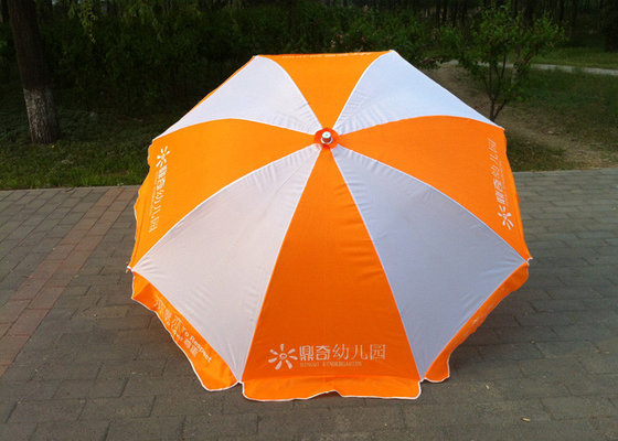 Grands parasols extérieurs oranges et blancs avec les nervures enduites de poudre