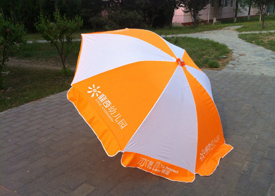 Grands parasols extérieurs oranges et blancs avec les nervures enduites de poudre