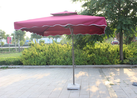 Parapluie de patio d'extra large teint par rouge de polyester, parasol carré de parapluie de Sun d'arrière-cour
