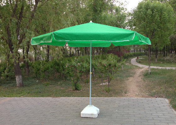 Parapluies extérieurs ronds verts de patio, parapluie de plage professionnel avec la frange