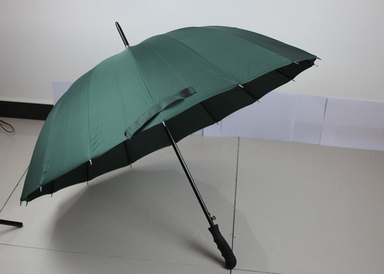 Parapluie ouvert d'automobile compacte protégeant du vent, parapluie vert de golf de plaine de la publicité
